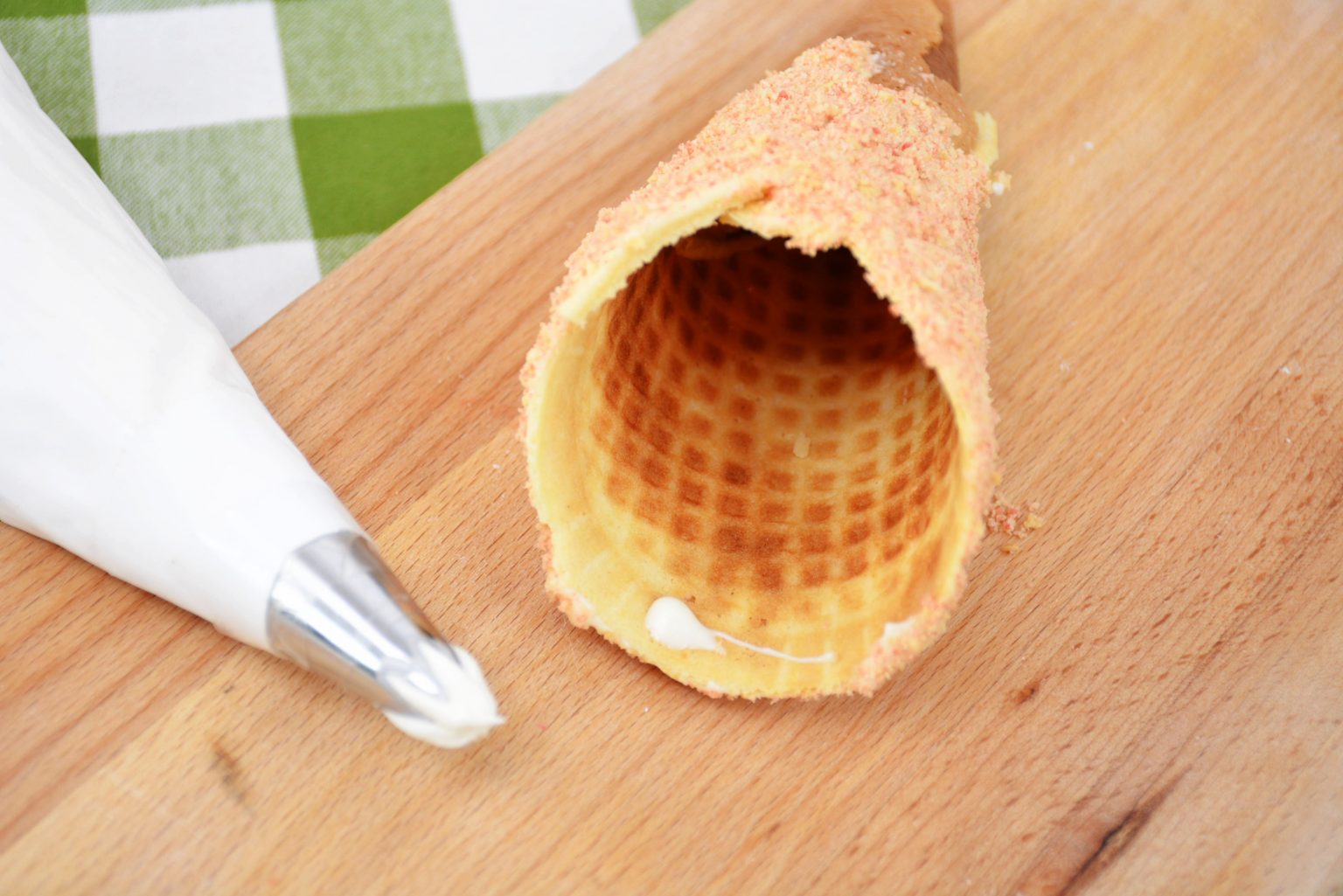 Strawberry Crunch Cheesecake Cones - CheekyKitchen