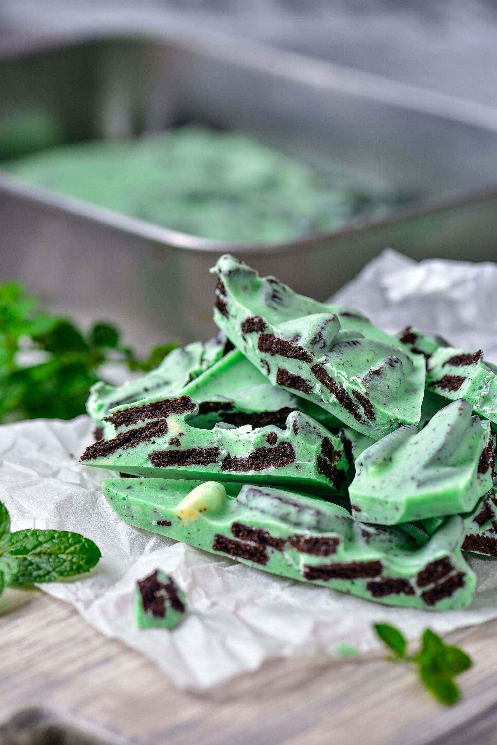 Mint Oreo Bark - CheekyKitchen
